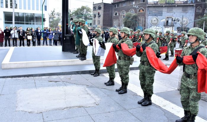 Ceremonia de Honores a la Bandera en la explanada del Órgano Judicial ...